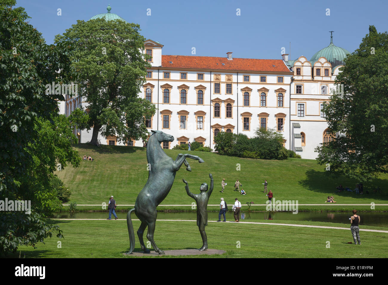 Palazzo Ducale mit Skulptur eines Pferdes und Trainer im Park am Celler ...