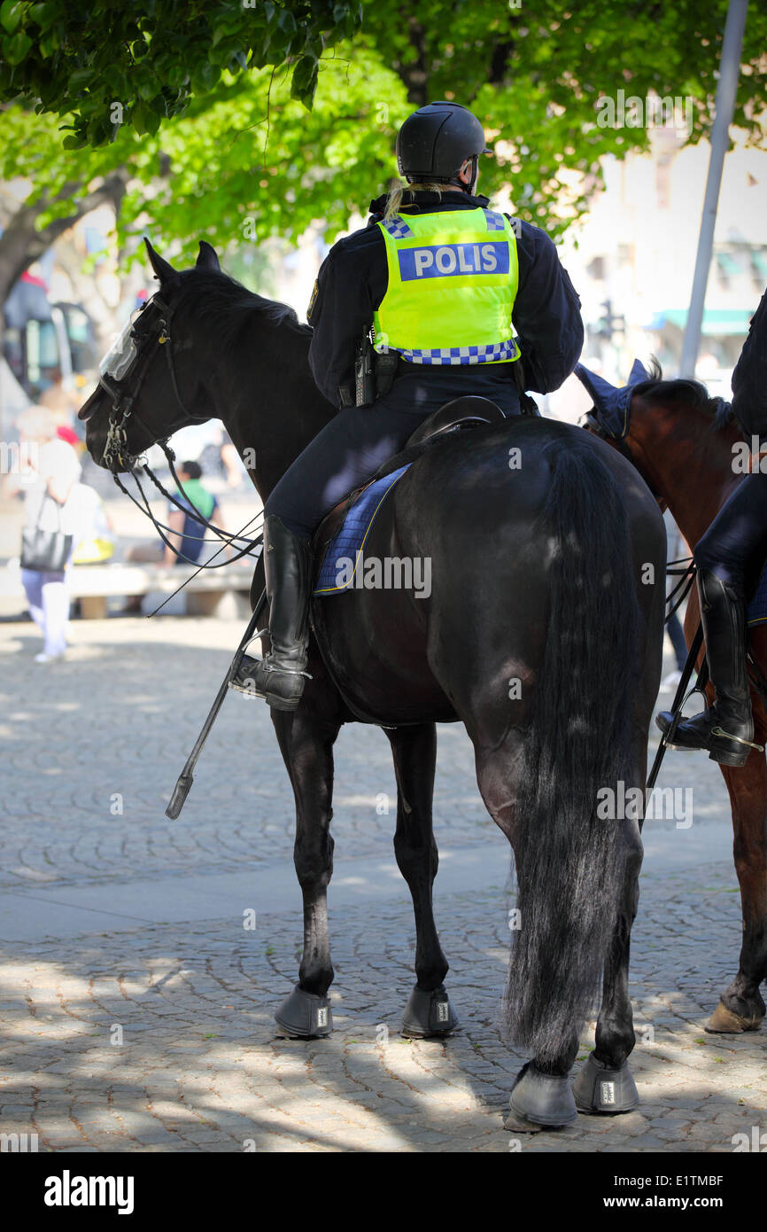 Weibliche berittene Polizei in Stockholm Schweden Stockfotografie - Alamy