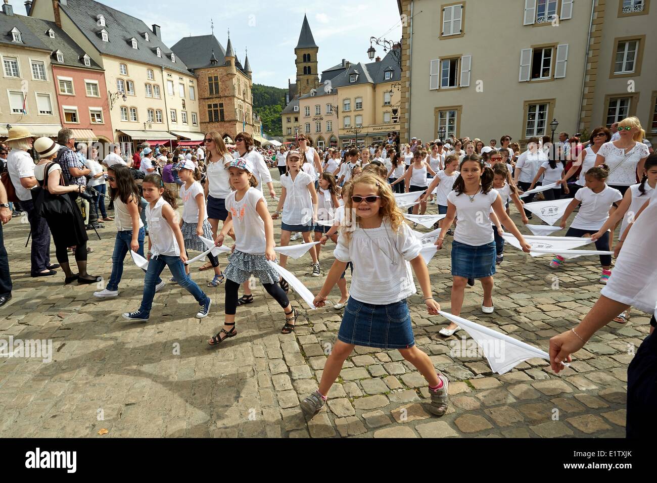 Tanzprozession in echternach -Fotos und -Bildmaterial in hoher ...