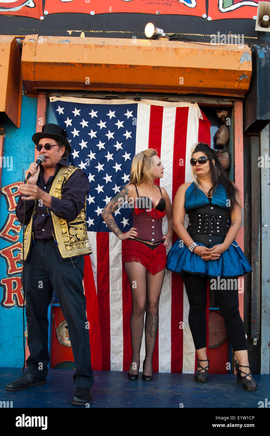 Scantily clad mature woman -Fotos und -Bildmaterial in hoher Auflösung ...