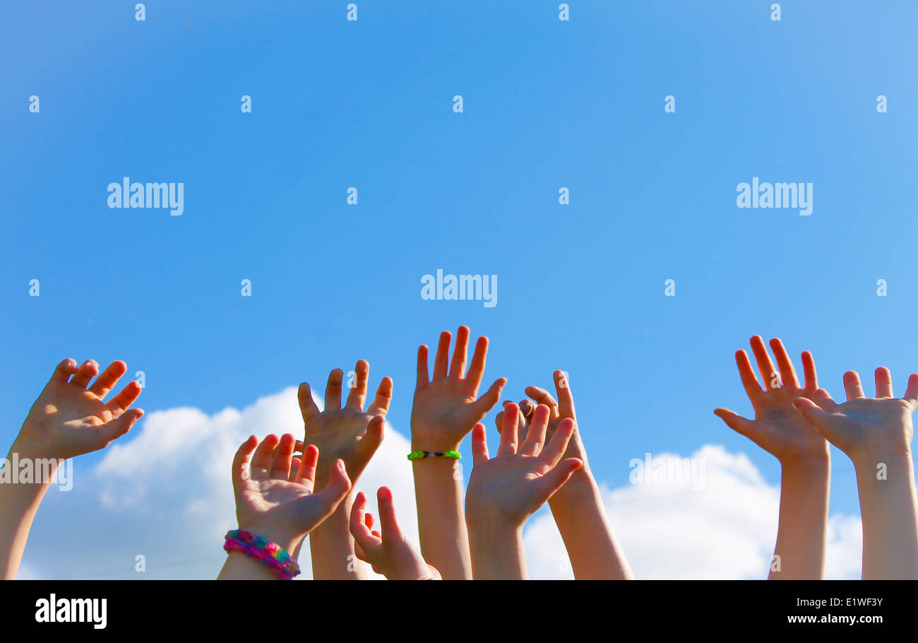 Viele hände -Fotos und -Bildmaterial in hoher Auflösung – Alamy