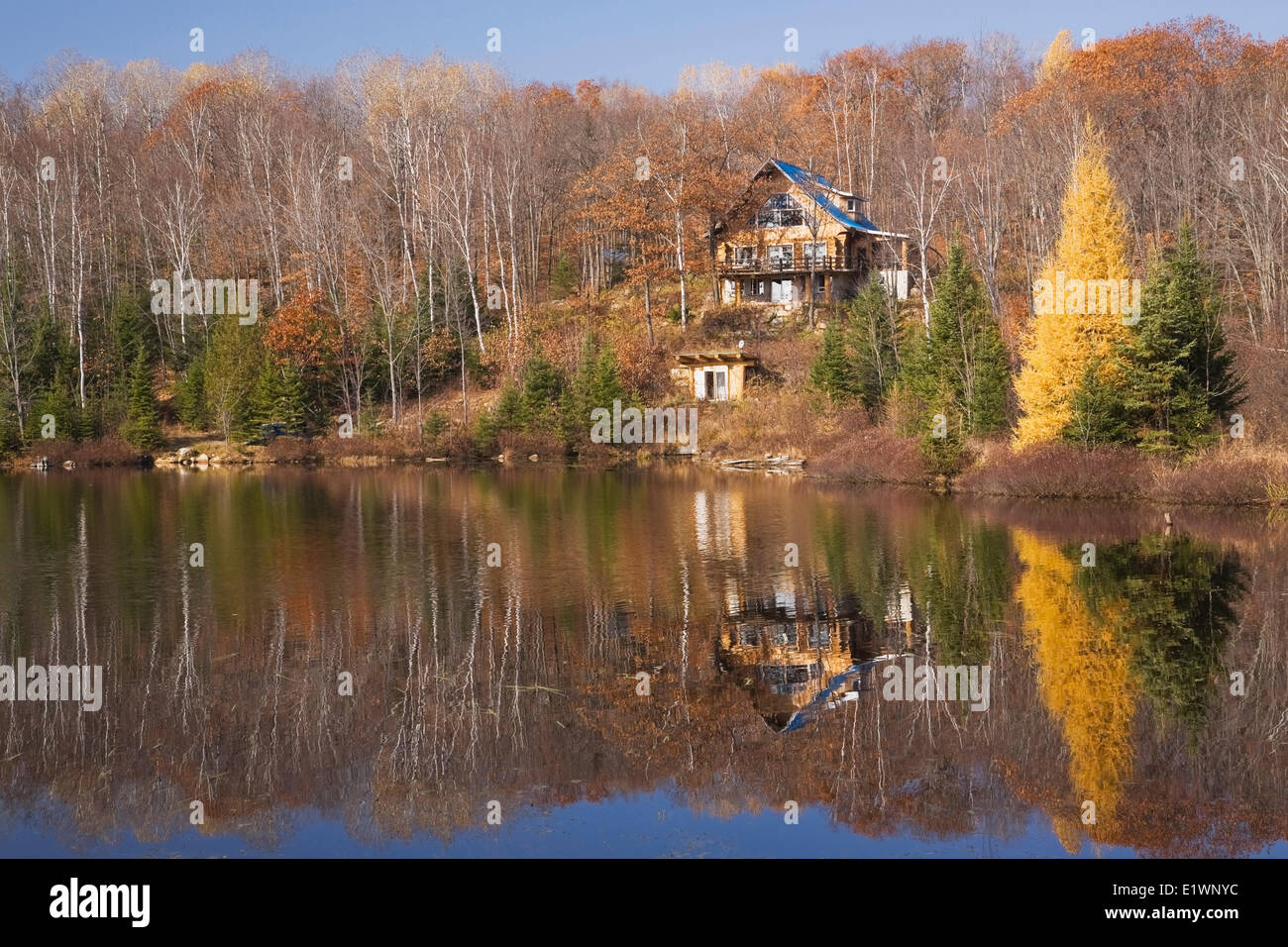 Cottage Stil Wohn Blockhaus und See im Herbst, Quebec, Kanada. Dieses ...