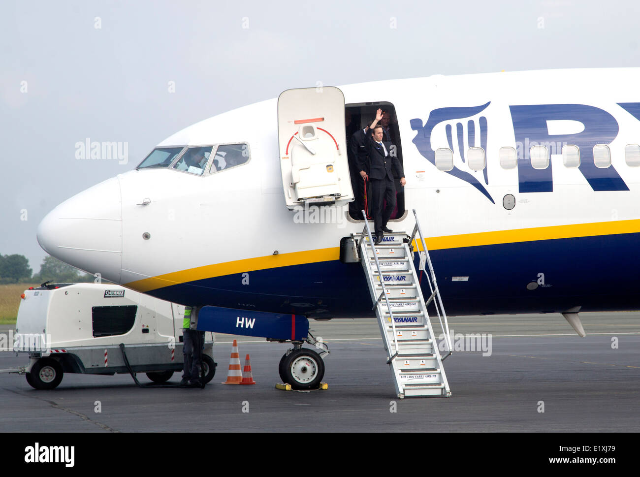 Ryanair uniform -Fotos und -Bildmaterial in hoher Auflösung – Alamy