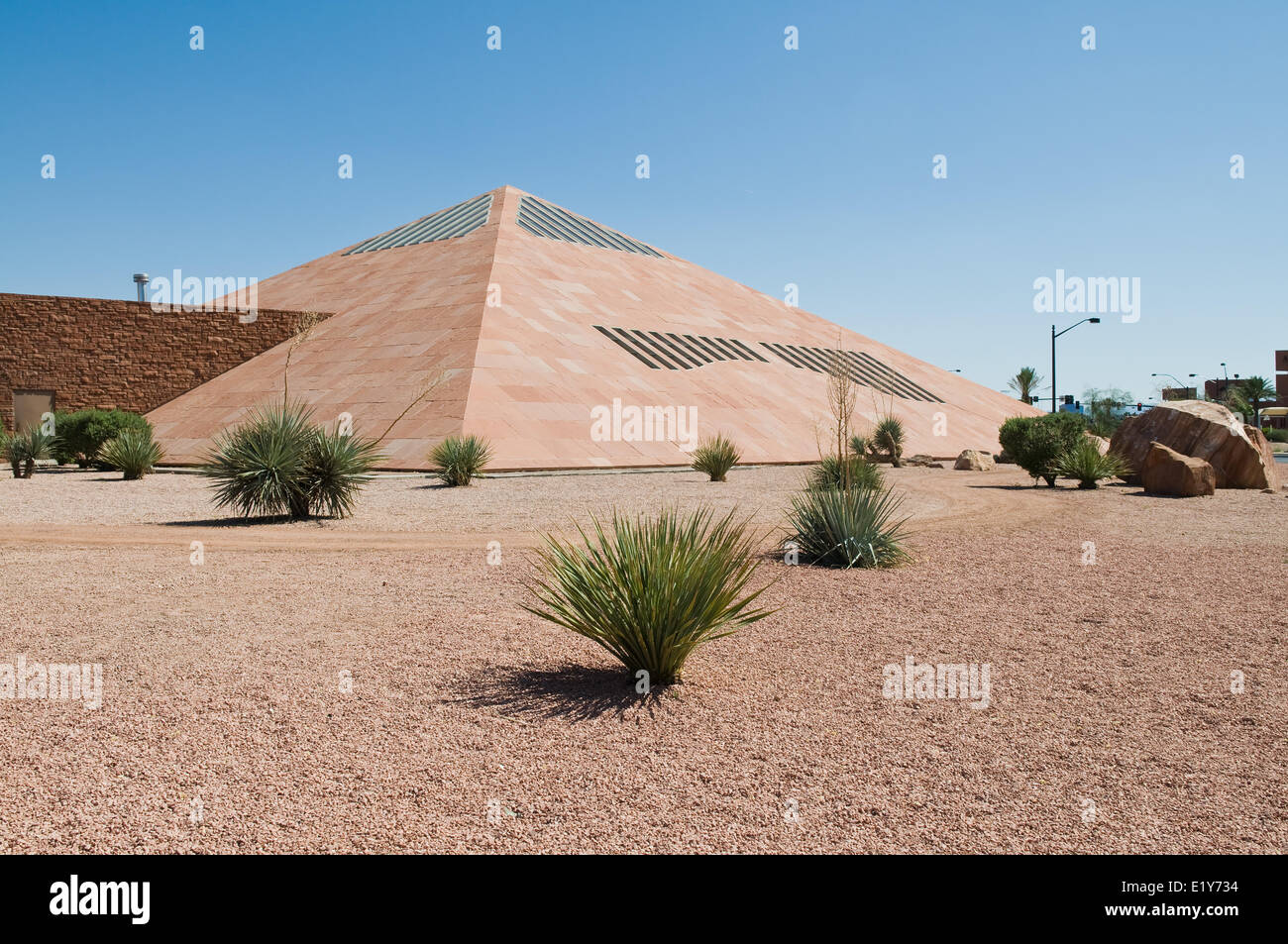 Pyramide geometrische form -Fotos und -Bildmaterial in hoher Auflösung ...