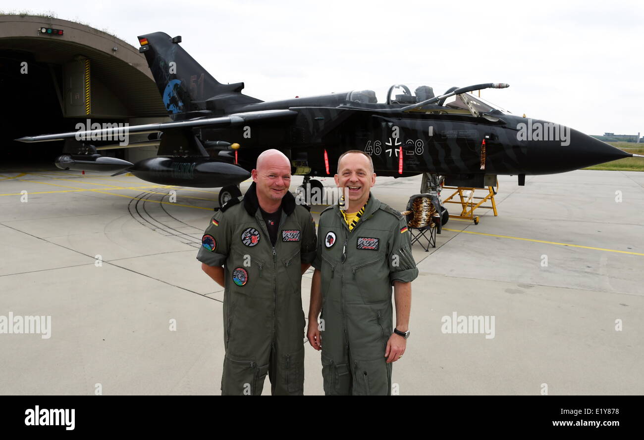 Jagel, Deutschland. 11. Juni 2014. Colonel Hans-Juergen Knittelmeier (R ...
