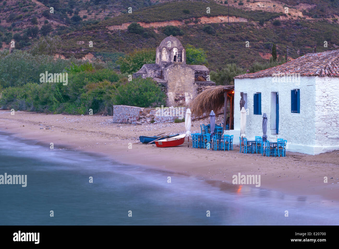 Traditionelle griechische Taverne direkt am Strand Skoutari, in der ...