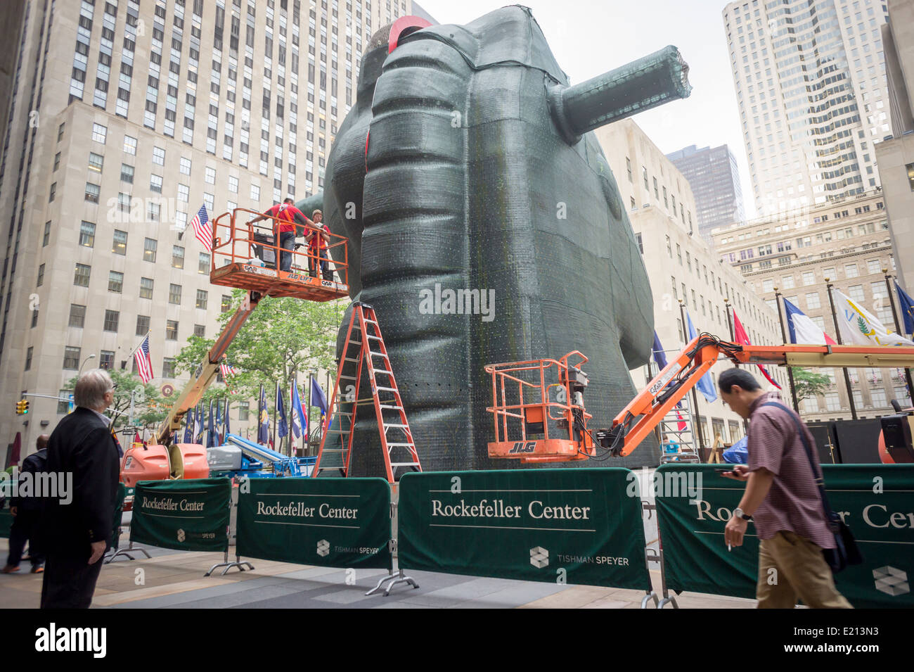 Arbeiter bereiten Jeff Koons "Spieß-Rocker" für sein Debüt im ...