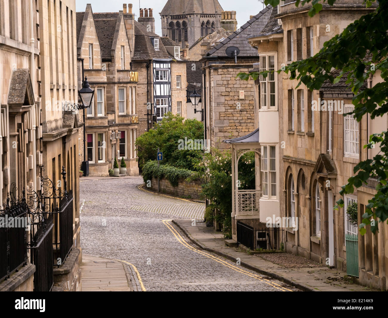 Alte schmale gepflasterte Straße mit Häusern aus Stein, Scheune Hill ...