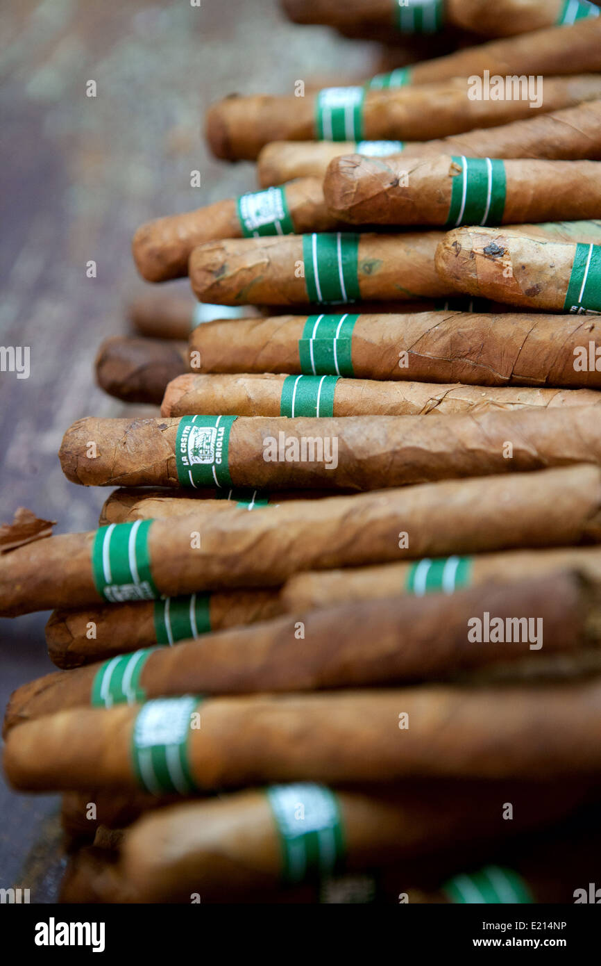 Zigarren rauchen in kuba -Fotos und -Bildmaterial in hoher Auflösung ...