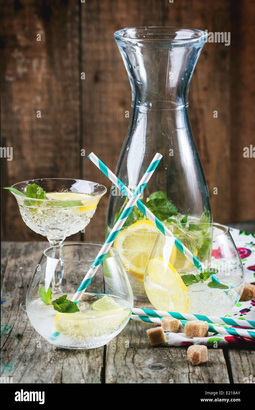 Frische hausgemachte Limonade mit Zitrone, Limette und Minze in Gläsern ...