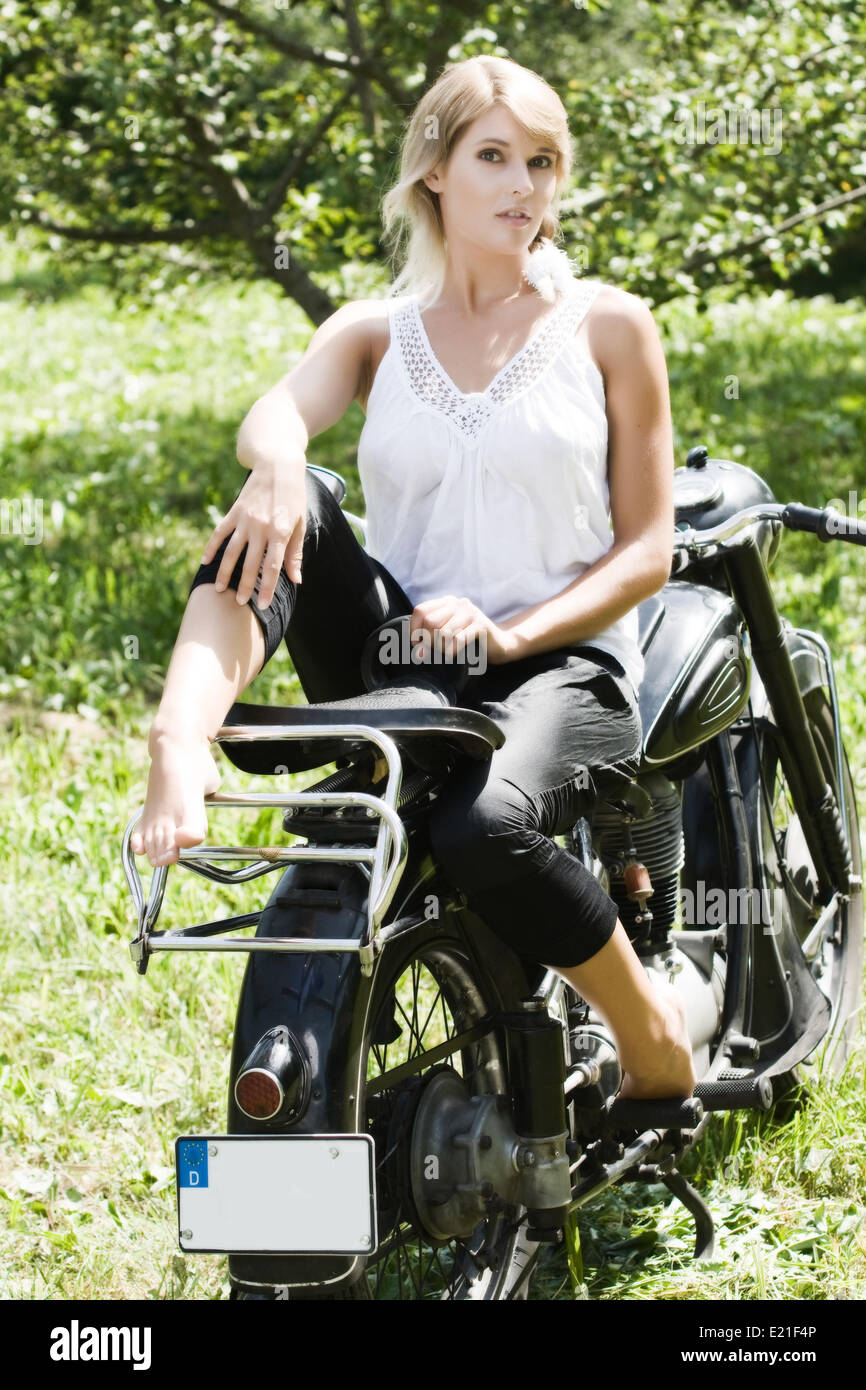 Frau pose motorrad -Fotos und -Bildmaterial in hoher Auflösung – Alamy
