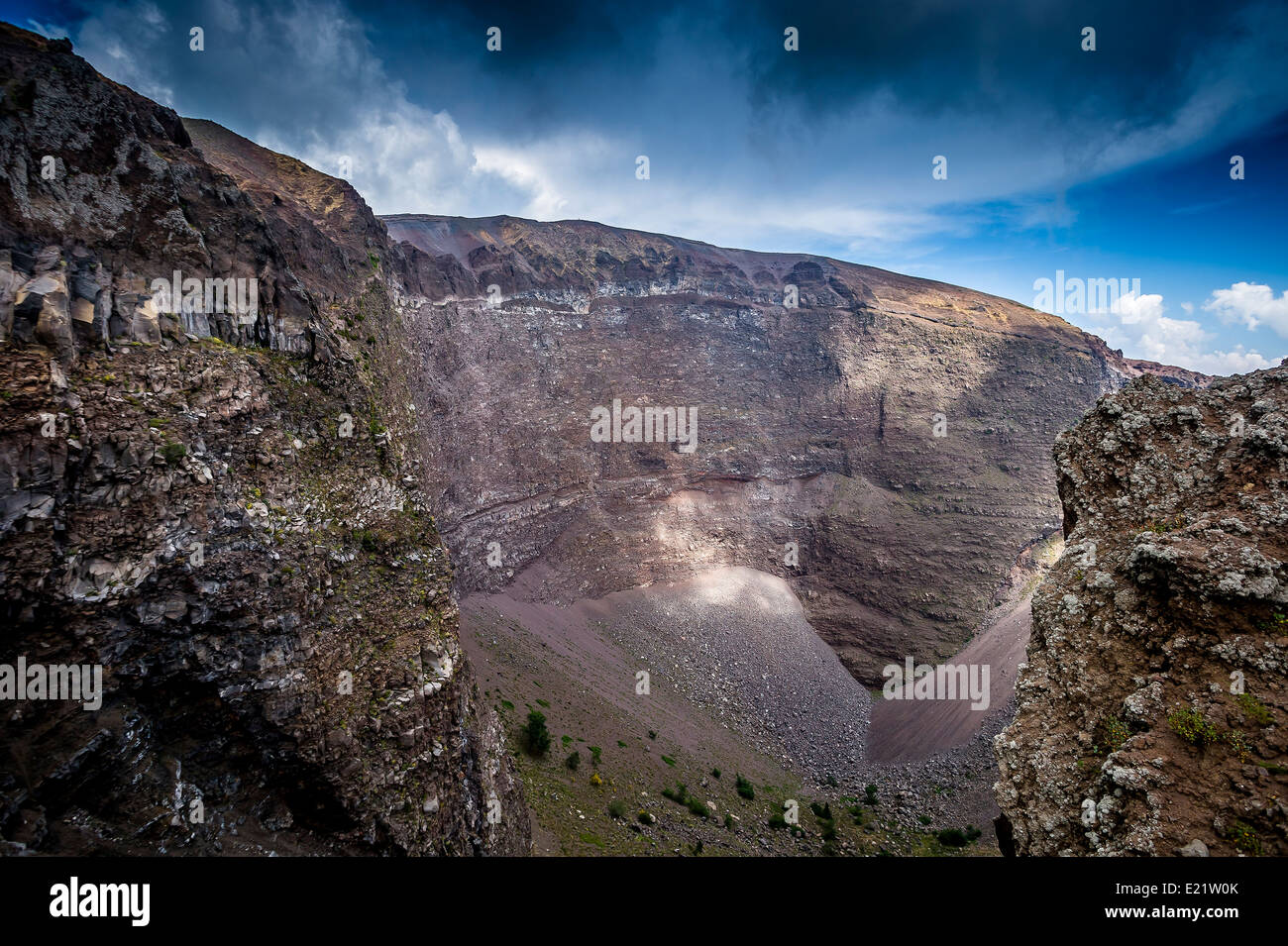 Wolken um berg vesuv -Fotos und -Bildmaterial in hoher Auflösung – Alamy