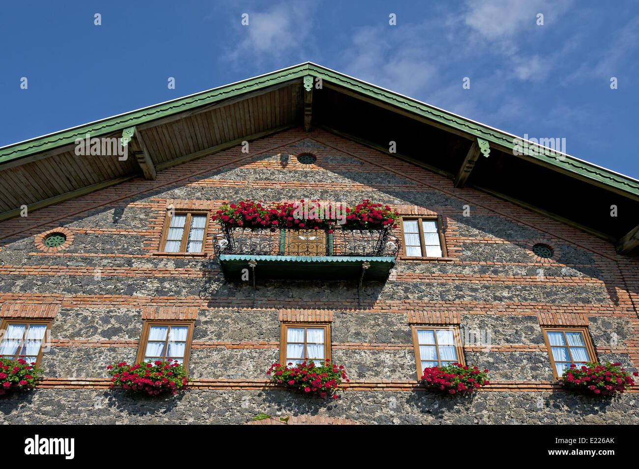 Holzfassade bayern -Fotos und -Bildmaterial in hoher Auflösung – Alamy