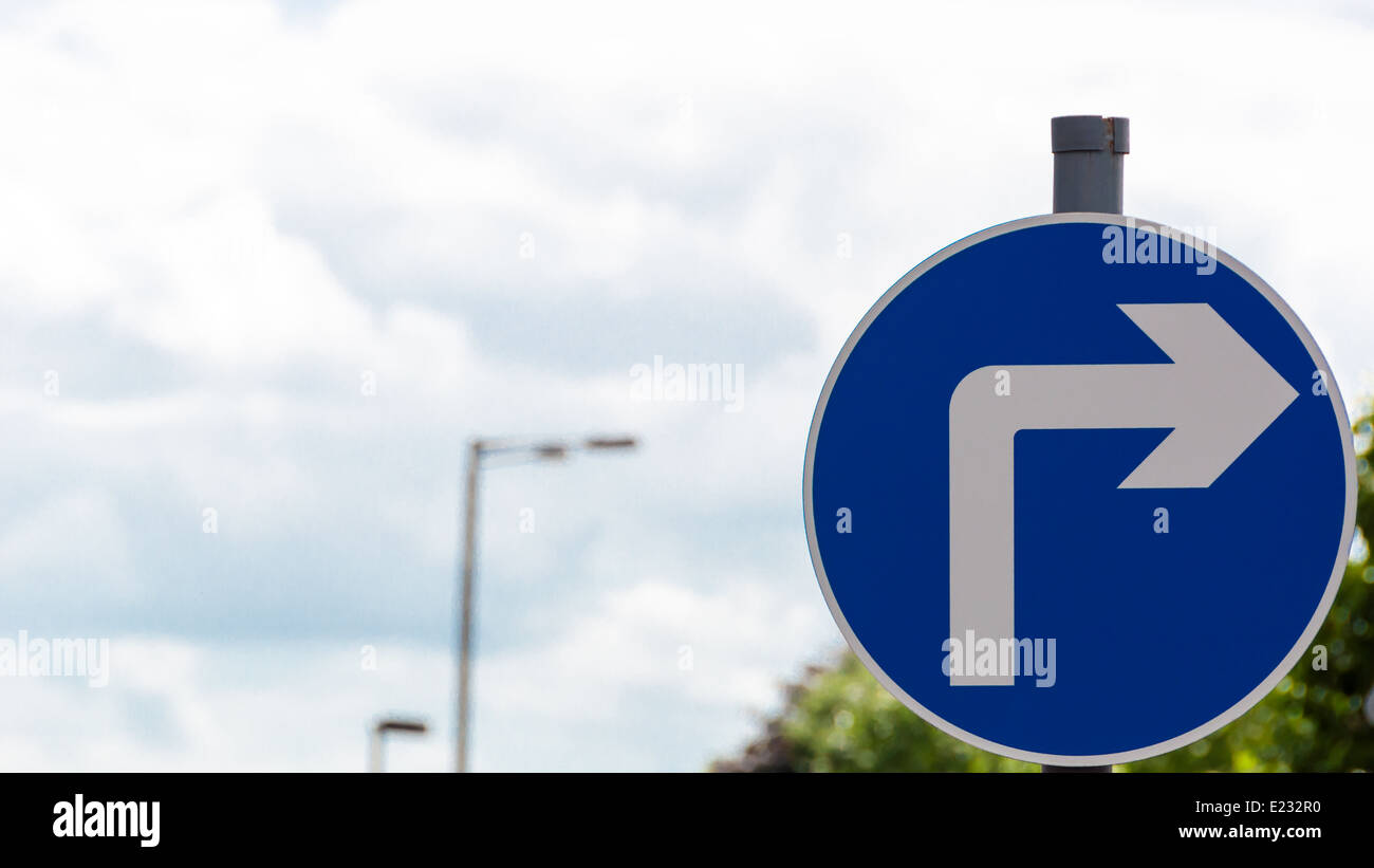 Verkehrszeichen für rechts abbiegen Stockfotografie - Alamy