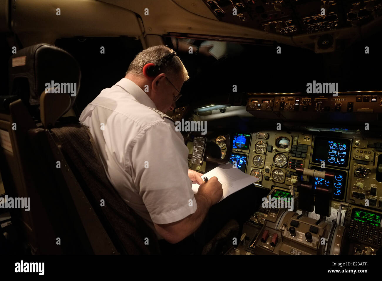 Arkia Israeli Airline-Pilot Überprüfung ein Pre-Flight Checklist im ...