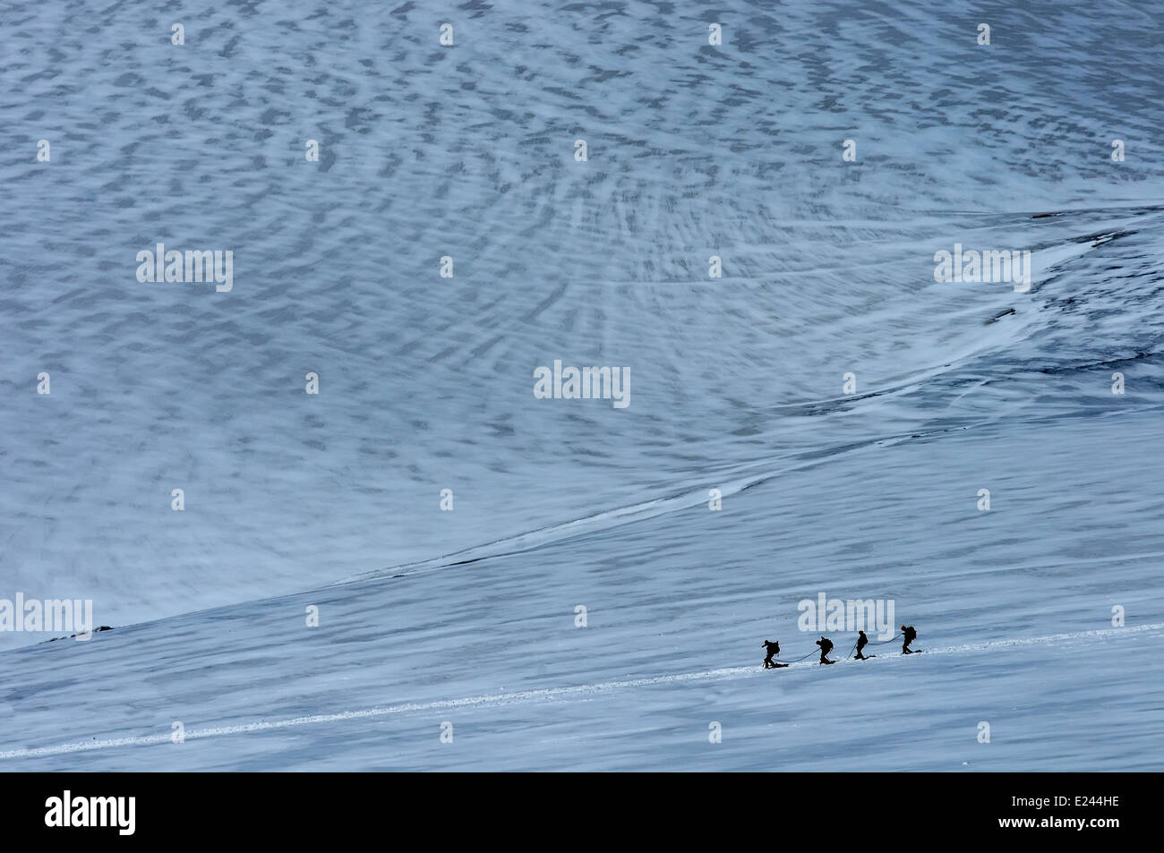Eine Seilschaft Gruppe von Bergsteigern, die über einen Gletscher hoch ...