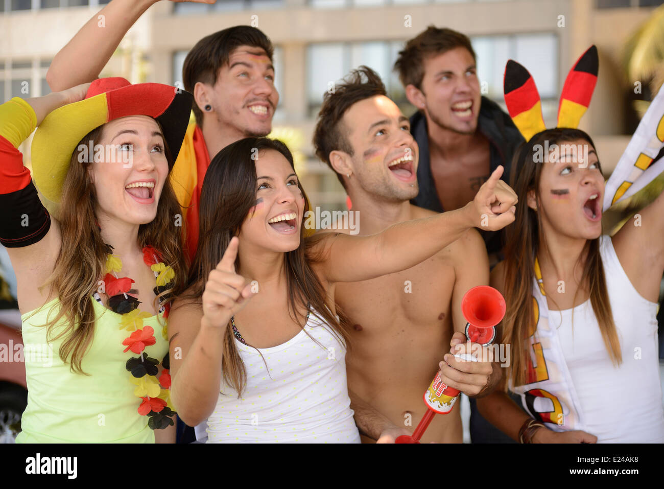 Gruppe von begeisterten deutschen Sport Fußball fans feiern Sieg ...