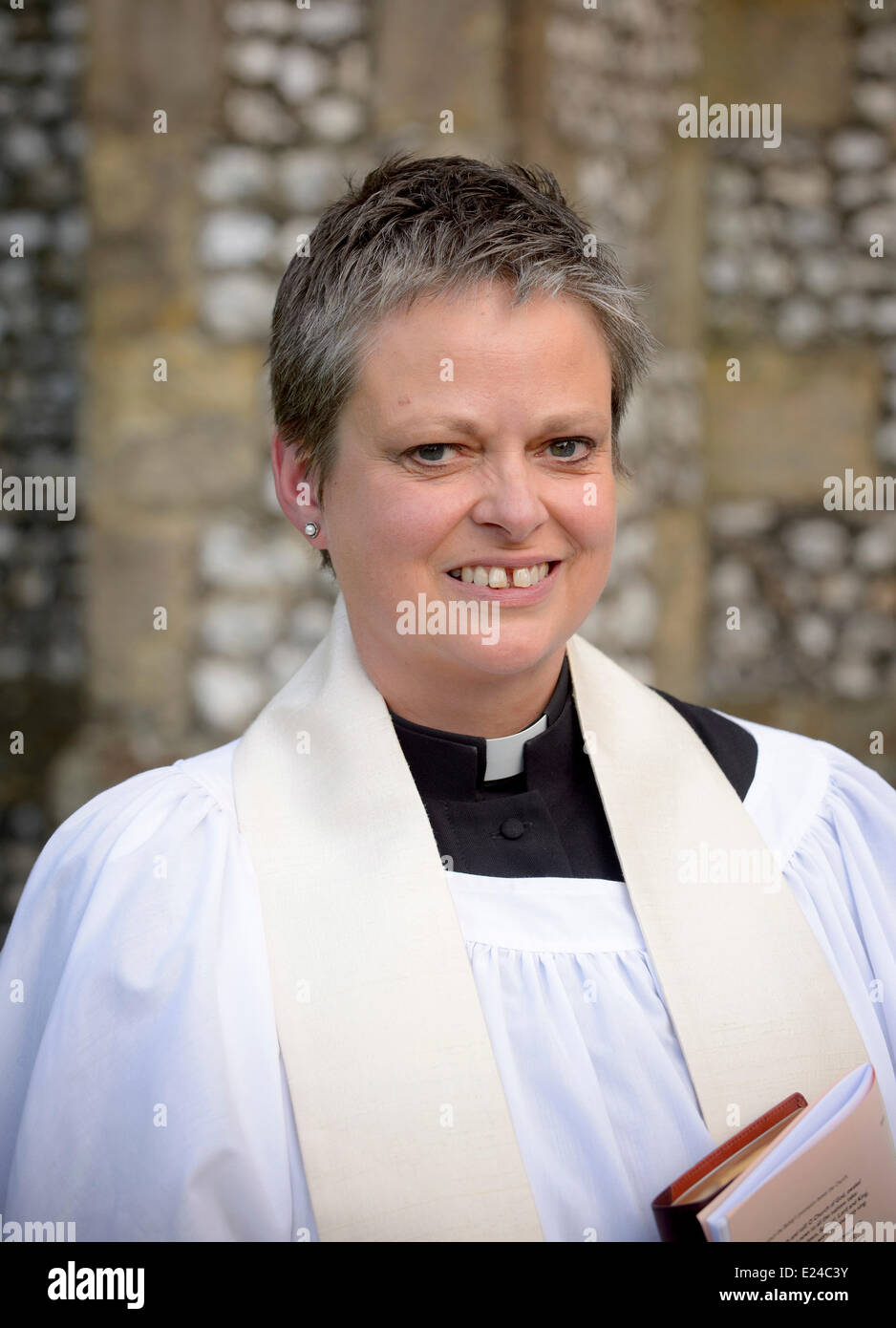 Die erste priesterin, die ordiniert wurde -Fotos und -Bildmaterial in ...