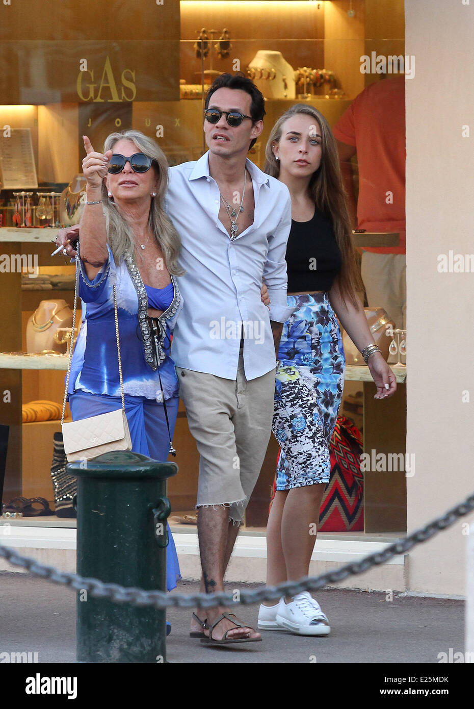Marc Anthony, Chloe Green und ihre Mutter ein Spaziergang mit Saint ...