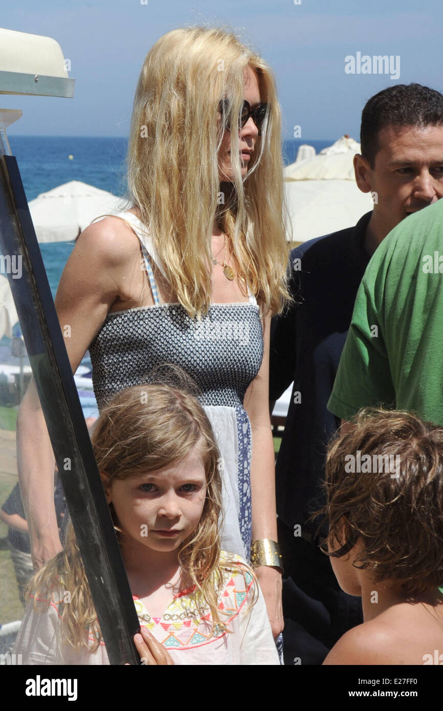 Deutsche model Claudia Schiffer, ihr Ehemann Matthew Vaughn und ihren ...