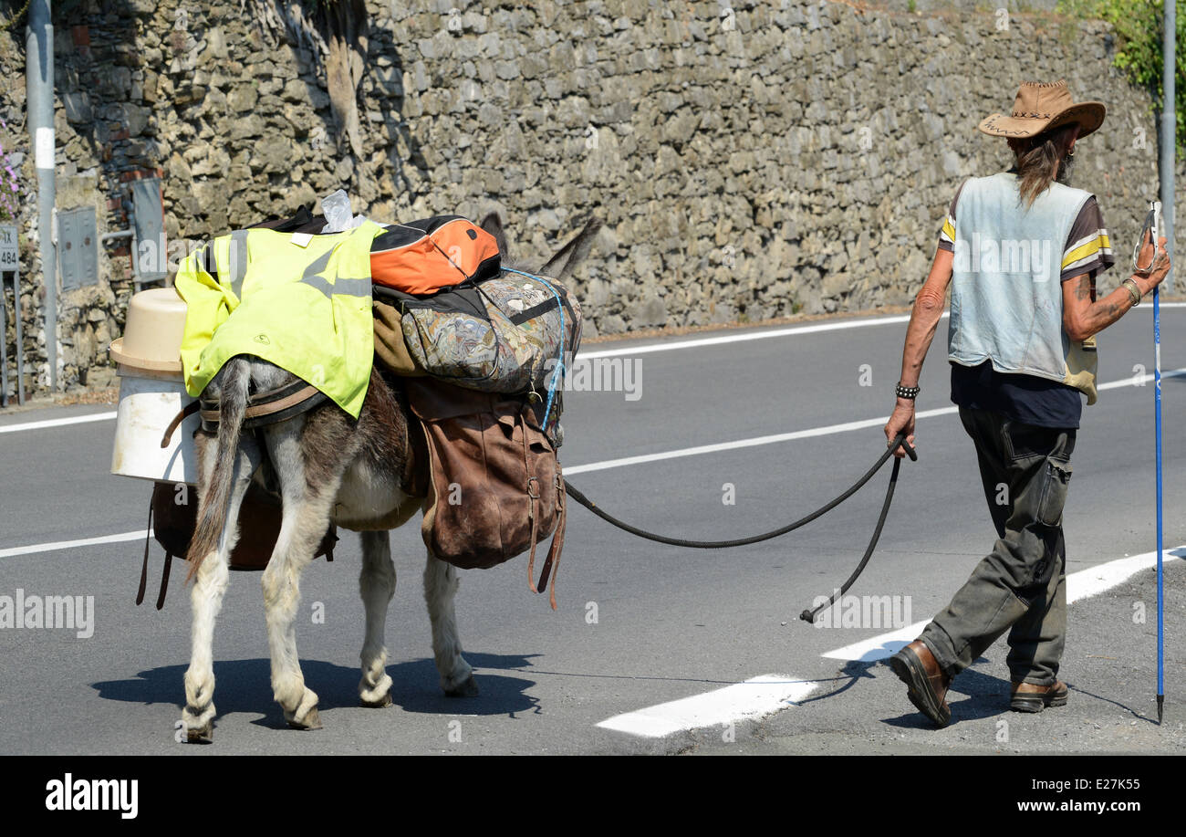 Mann Auf Esel Stockfotos und -bilder Kaufen - Alamy