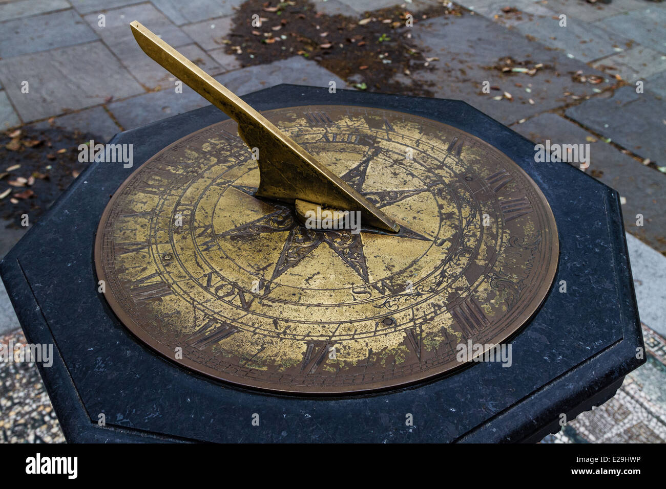 Sun dial -Fotos und -Bildmaterial in hoher Auflösung – Alamy