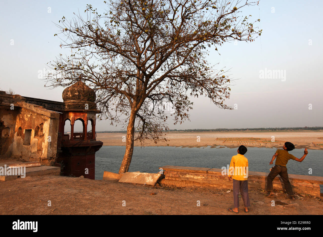 Varanasi ganges boy -Fotos und -Bildmaterial in hoher Auflösung – Alamy