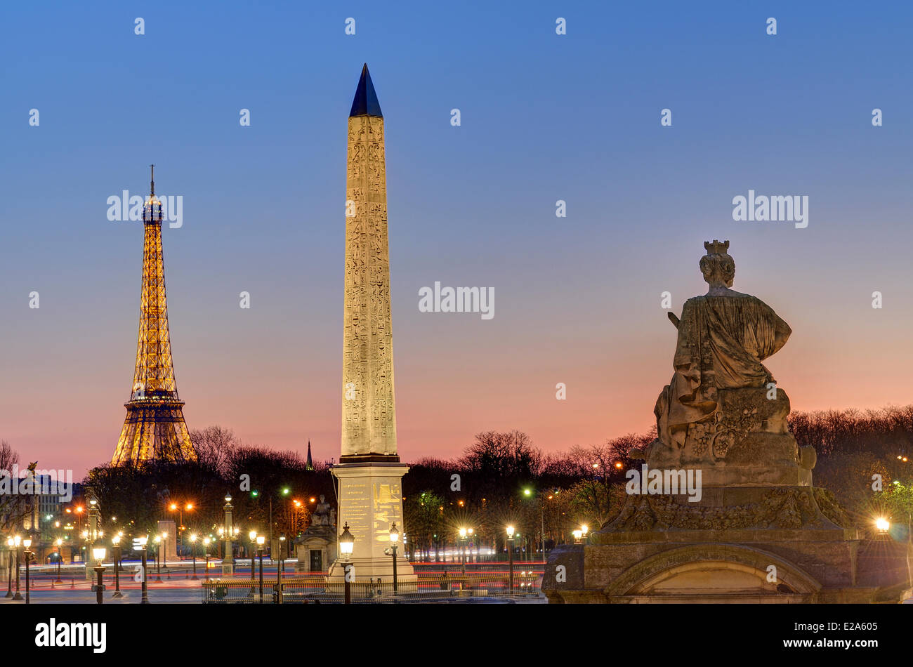 Frankreich, Paris, Concorde, Quadrat und dem Eiffelturm beleuchtet ...