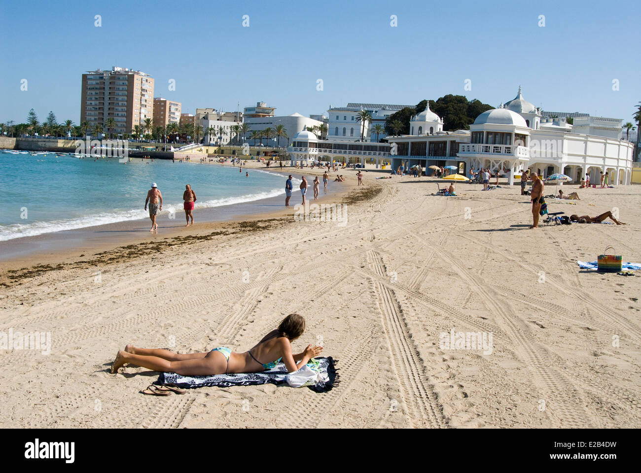 Menschen strand sonnenbaden spanien -Fotos und -Bildmaterial in hoher Auflösung – Alamy