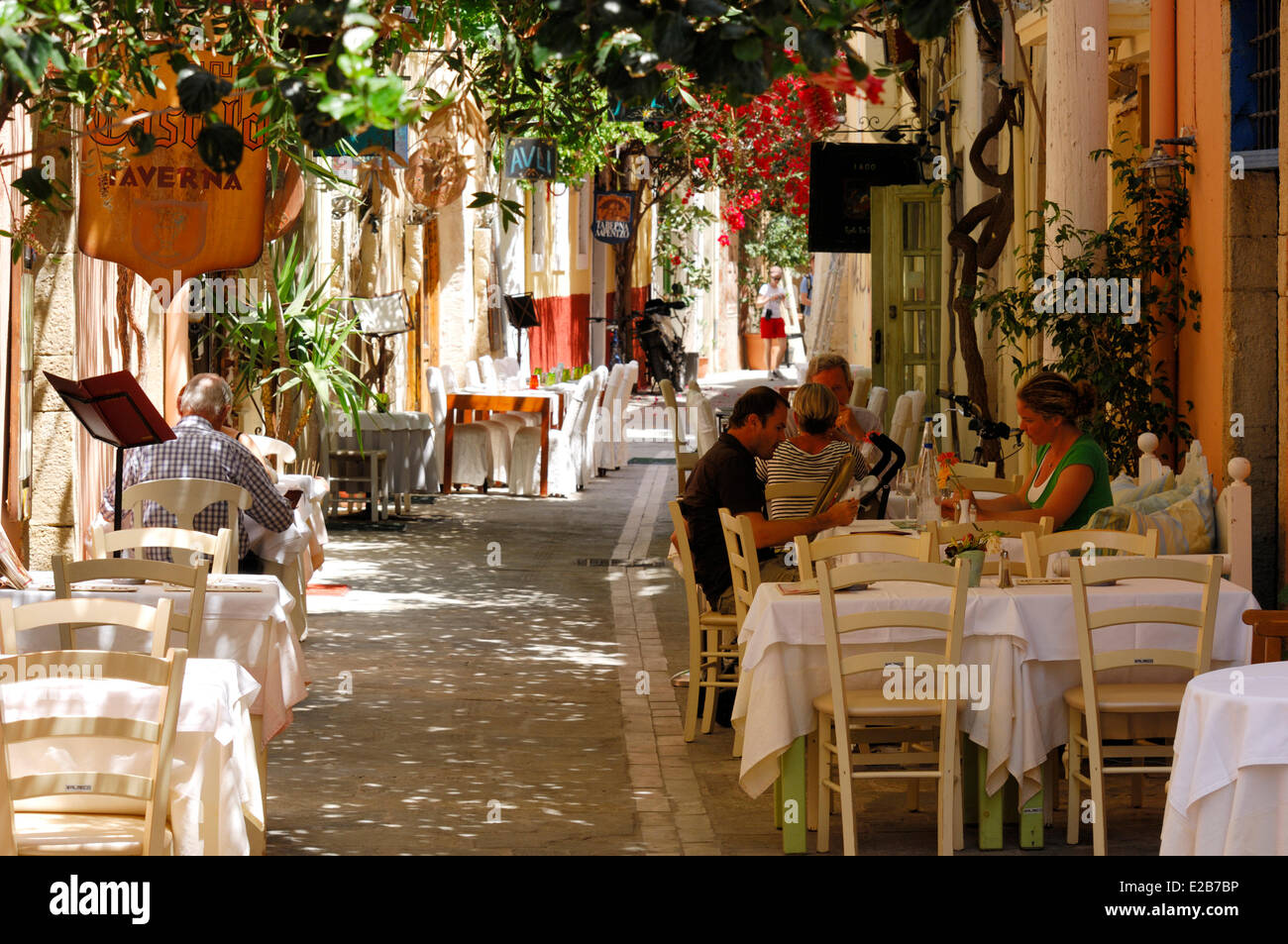 Griechenland, Kreta, Rethymnon, Terrasse eines Restaurants in einer ...