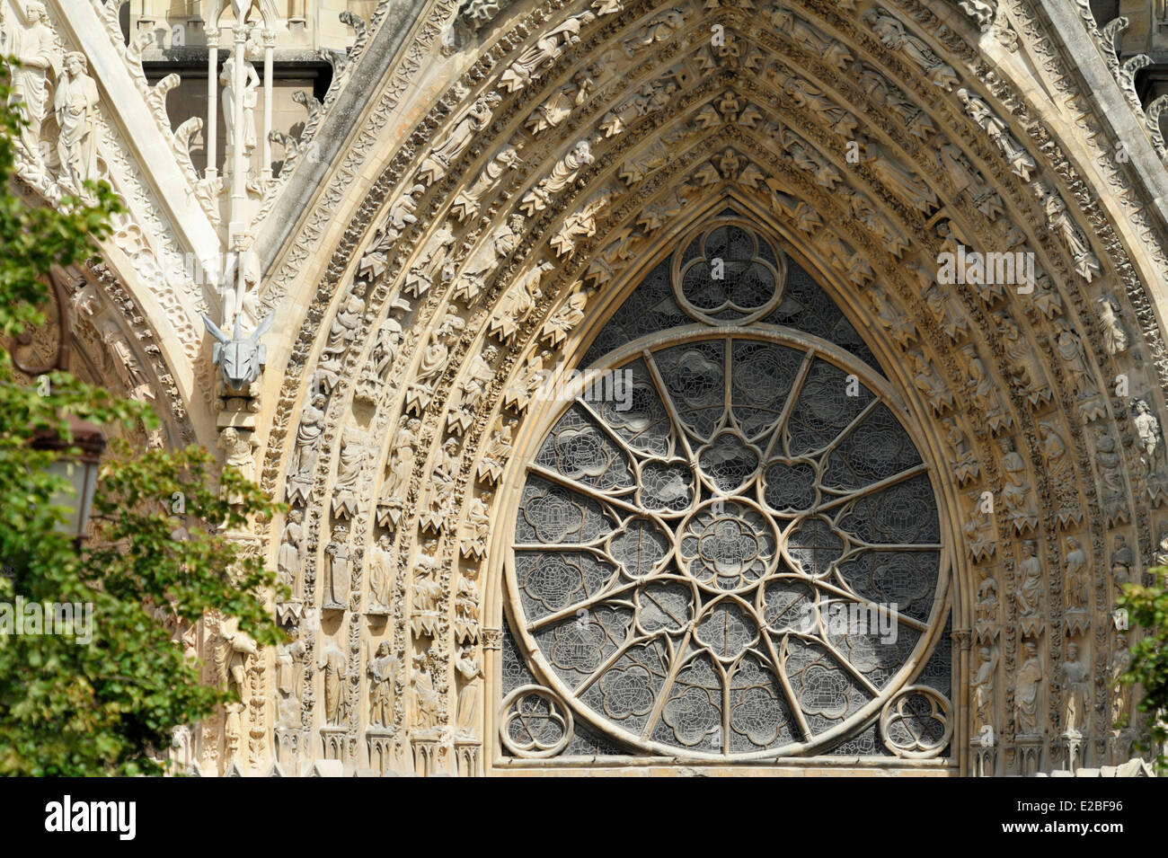 Rose window reims cathedral france -Fotos und -Bildmaterial in hoher ...