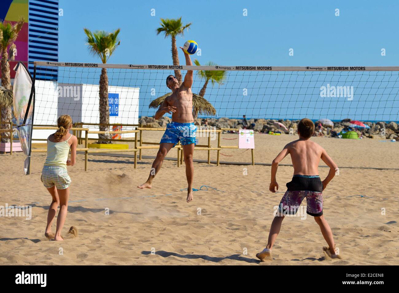 Frankreich, Herault, Valras Plage, Spiel, Volleyball am Strand ...