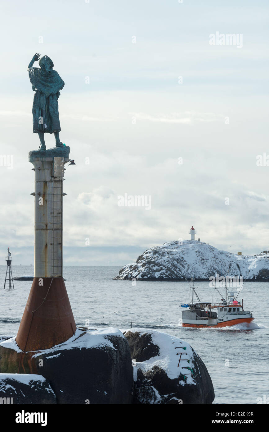 Europe lofoten svolvaer statue fishermans -Fotos und -Bildmaterial in ...
