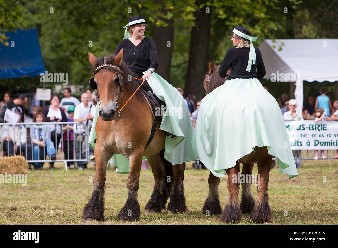 Esel reiten frauen -Fotos und -Bildmaterial in hoher Auflösung – Alamy