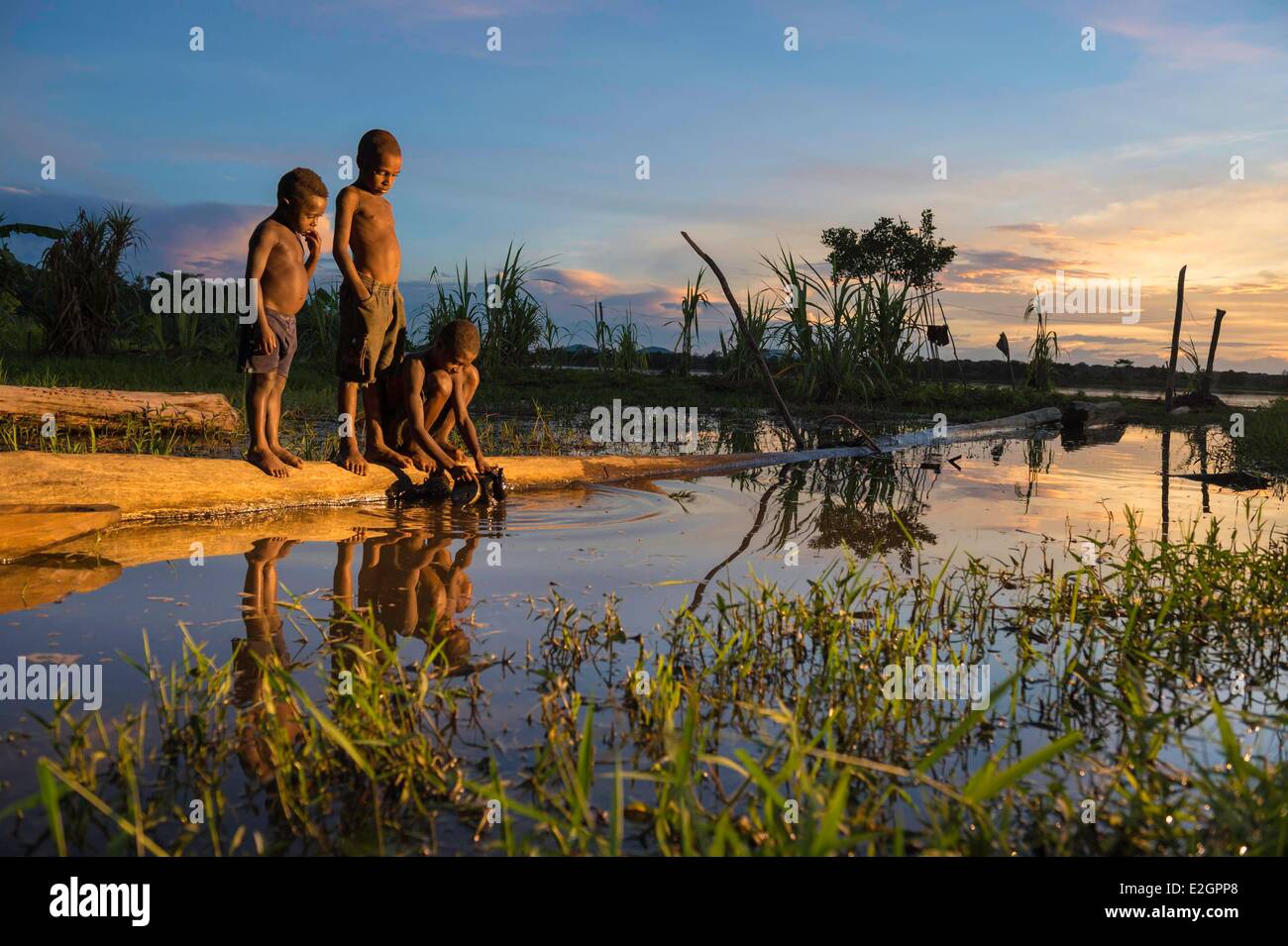 Kinder Baden Im Fluss Stockfotos und -bilder Kaufen - Alamy
