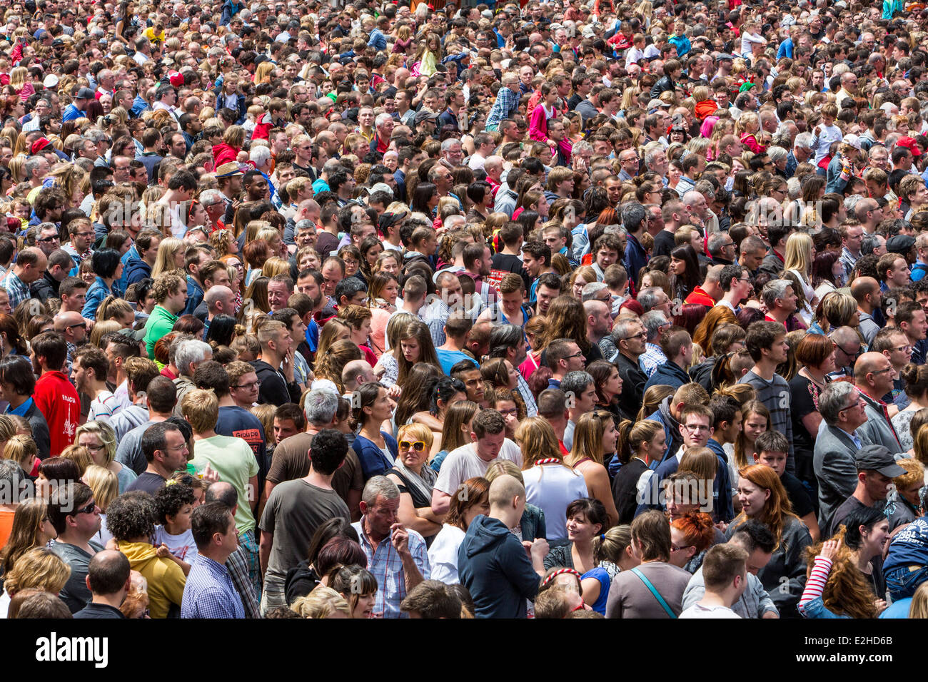 Publikum, viele Menschen auf engstem Raum, auf einem Festival ...