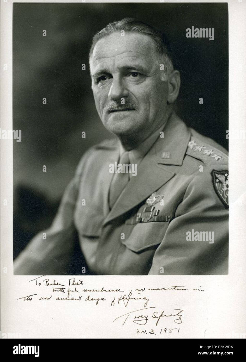 Dieses Foto zeigt ein signiertes Autogramm von General Carl „Tooey ...