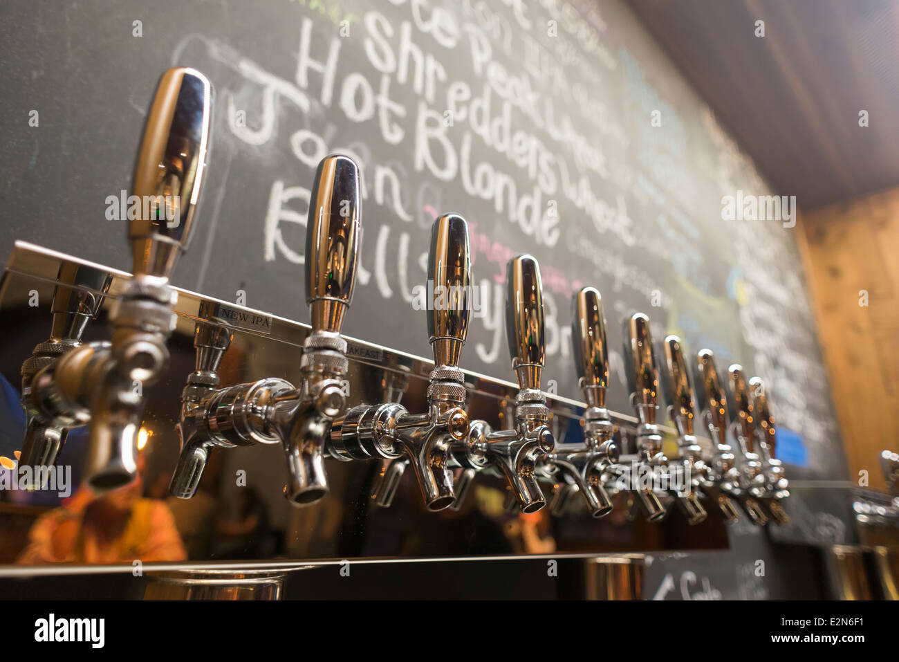 Bier Armaturen und Bier Liste in Gerste Browns Bierschenke in Baker ...