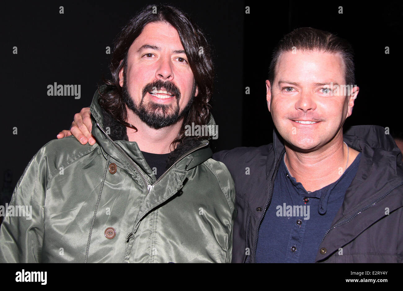 Dave Grohl bringt seine Töchter hinter den Kulissen zu met Darstellern ...