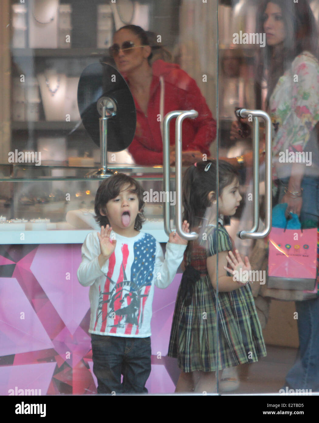 Jennifer Lopez mit ihrer Familie einkaufen bei The Grove in der Feier ihrer Zwillinge Max und ...