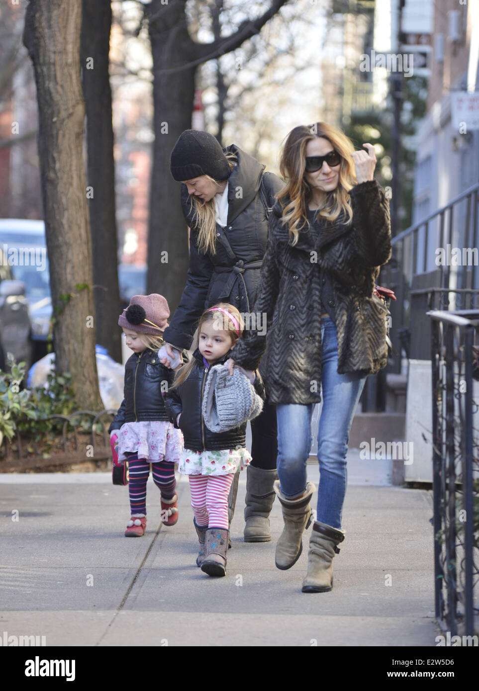 Sarah Jessica Parker nimmt ihre Zwillingstöchter Marion und Tabitha Broderick zur Schule ...