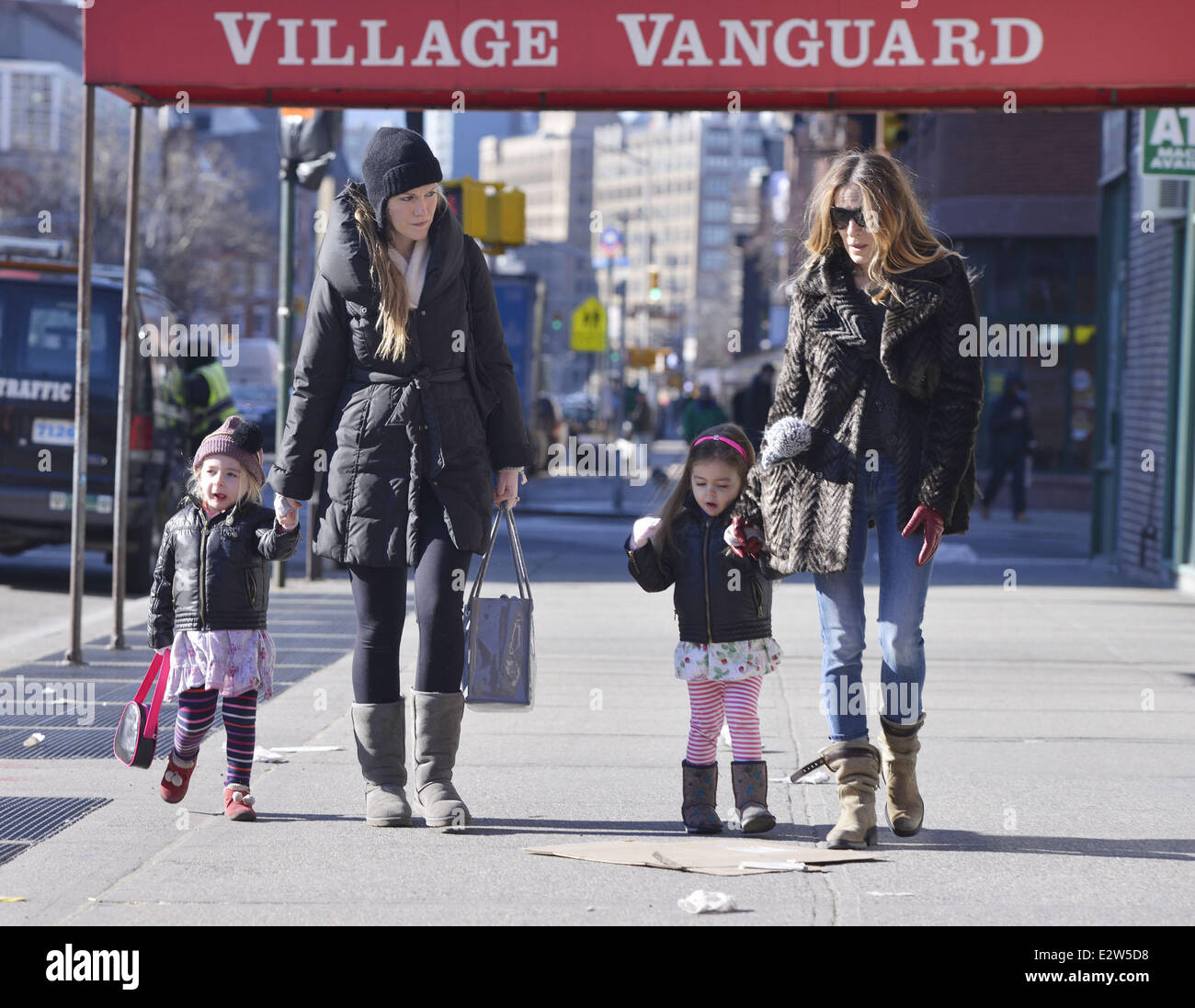 Sarah Jessica Parker nimmt ihre Zwillingstöchter Marion und Tabitha Broderick zur Schule ...