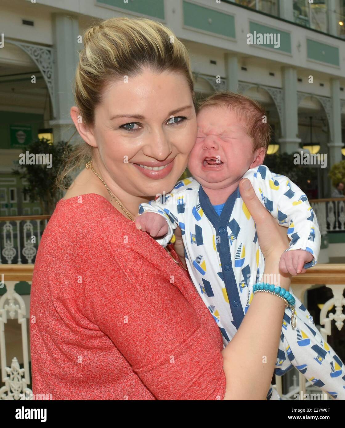 TV3 Moderatorin Anna Daly mit ihrem 3 Wochen alten Baby Euan Ward bei ...