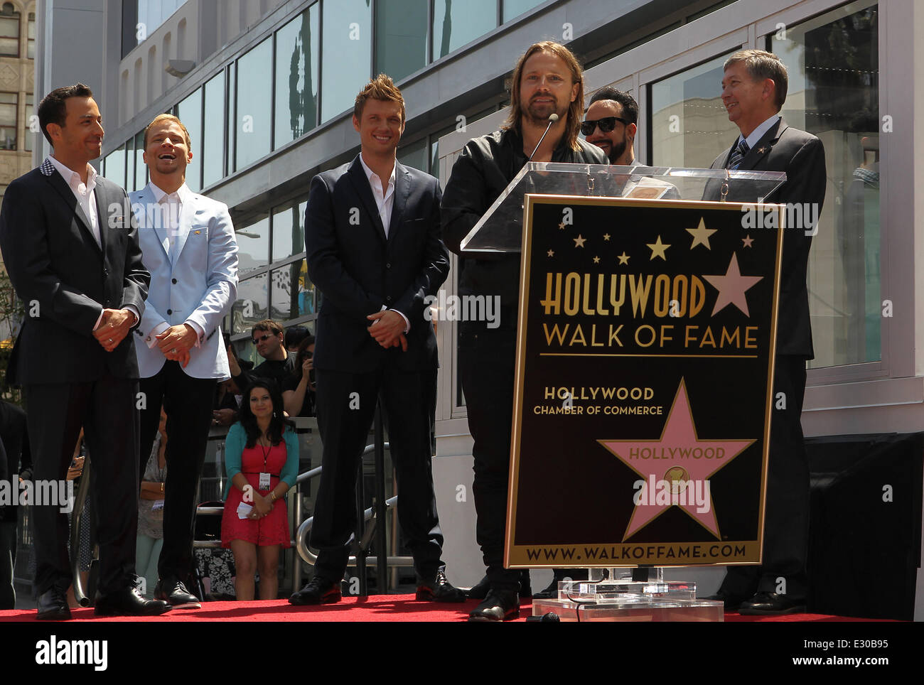 Die Backstreet Boys sind mit einem Hollywood-Star auf der Hollywood ...