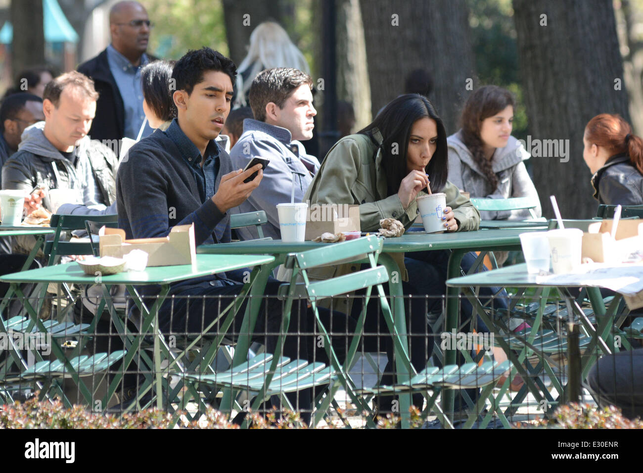 Dreharbeiten Szenen für "Newsroom" im Madison Square Park Manhattan mit: Olivia Munn, Dev Patel ...