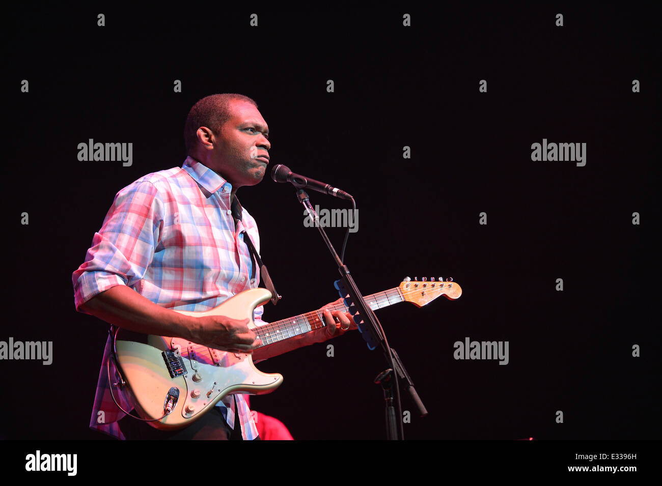 Robert Cray führt im Hard Rock Live während Peter Framptons Gitarre ...