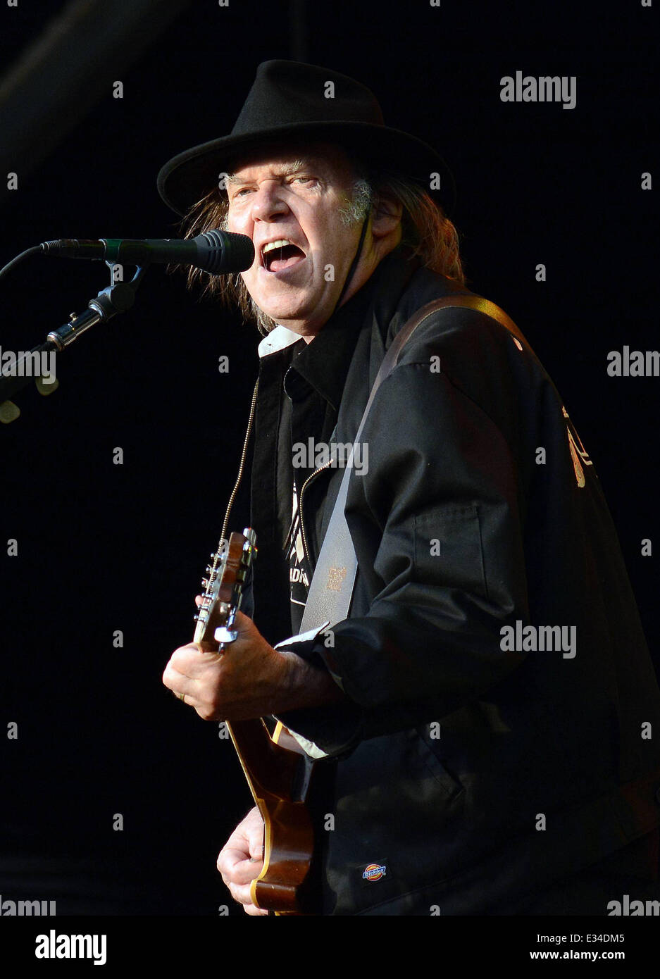 Neil young dublin konzert -Fotos und -Bildmaterial in hoher Auflösung ...