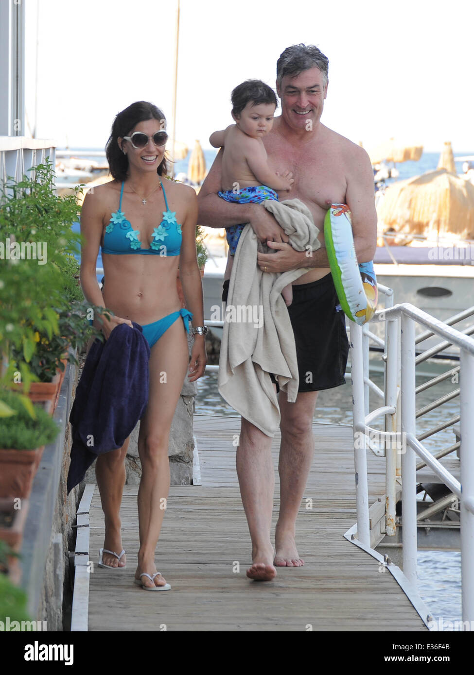 Daniel McVicar, seine Frau Virginia De Agostino, und ihr Kind sind auf Urlaub im Hotel Königin ...