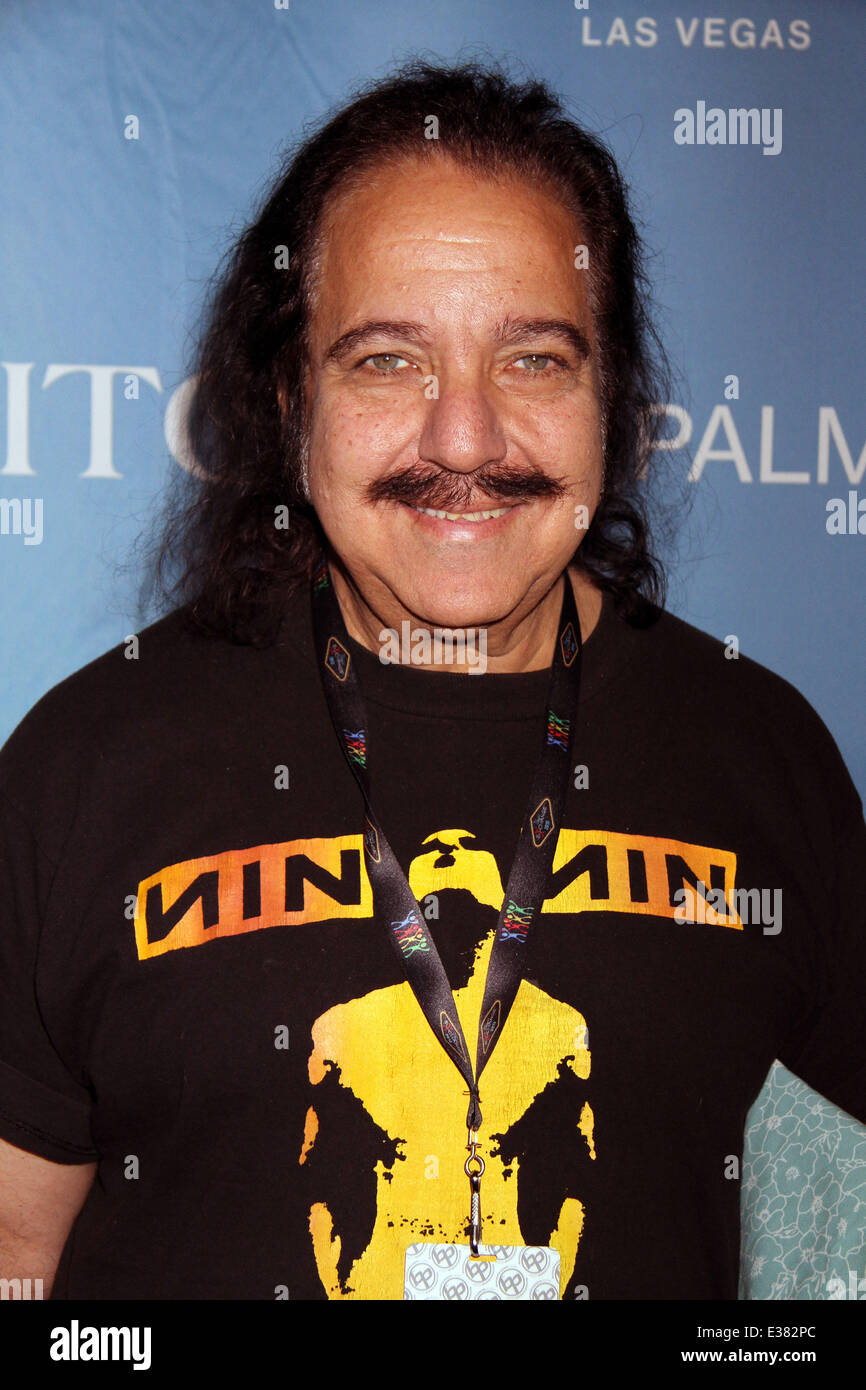 NEYO führt am "Graben freitags" um Palms Pool & Dayclub innen Palms ...