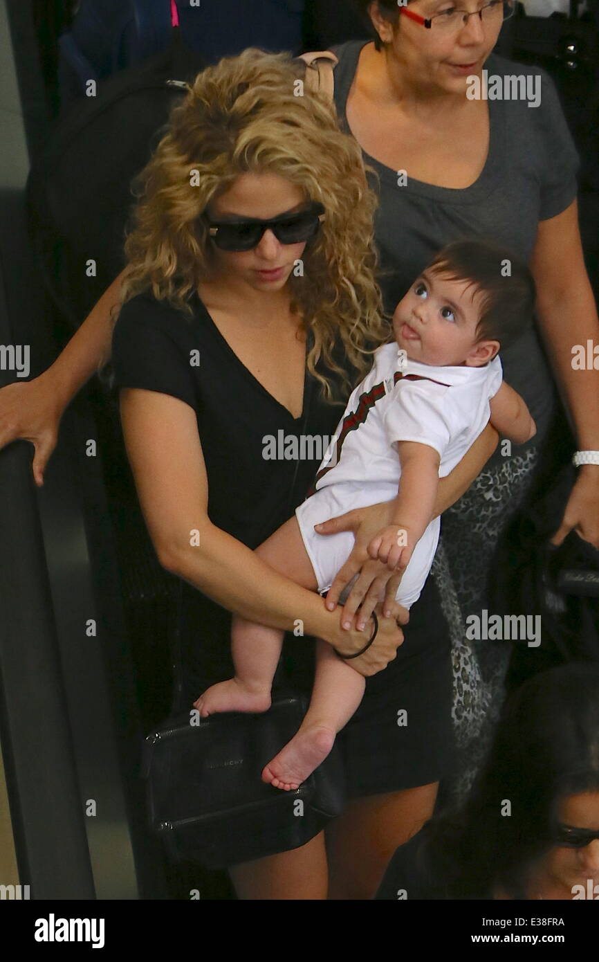 Shakira ist sehen Ankunft am LAX Flughafen mit ihrem Sohn Milan Pique ...